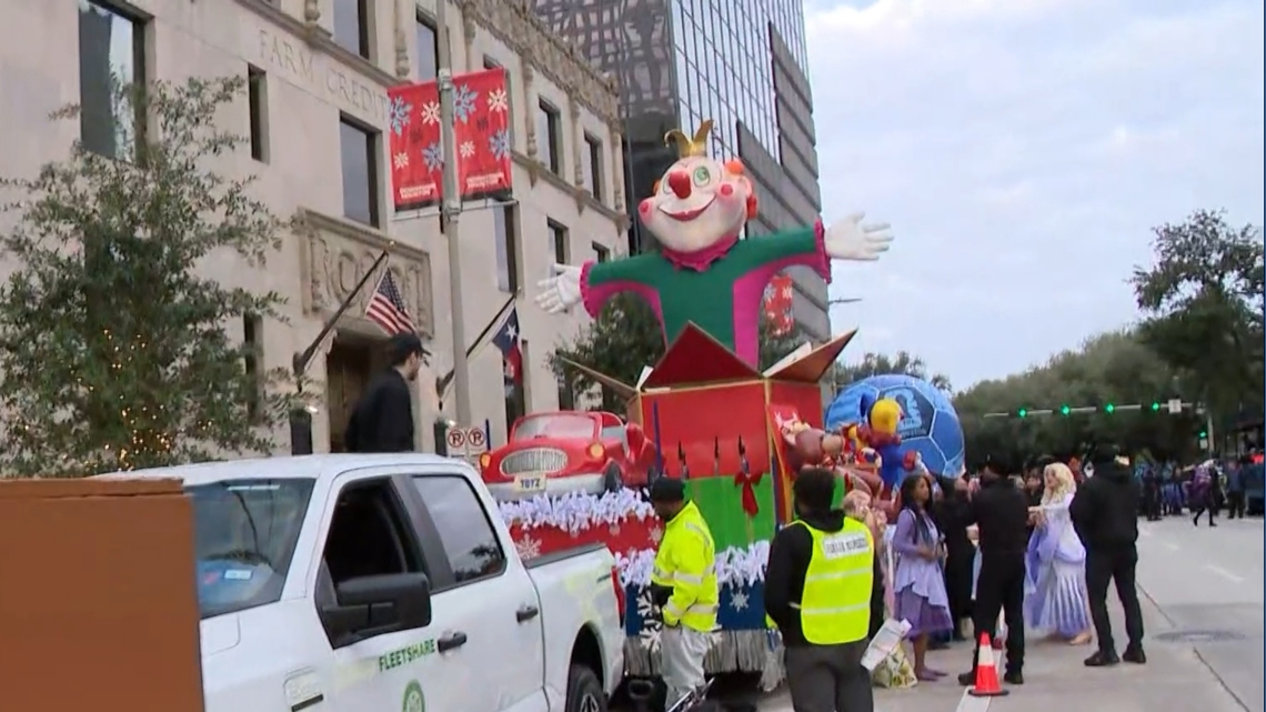 Thousands pack downtown for 76th H-E-B Thanksgiving Day Parade | khou.com
