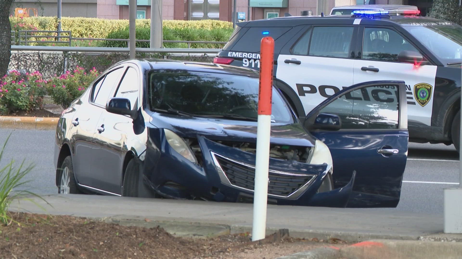 HPD: Officer hit by car, suspect shot during jugging investigation near ...