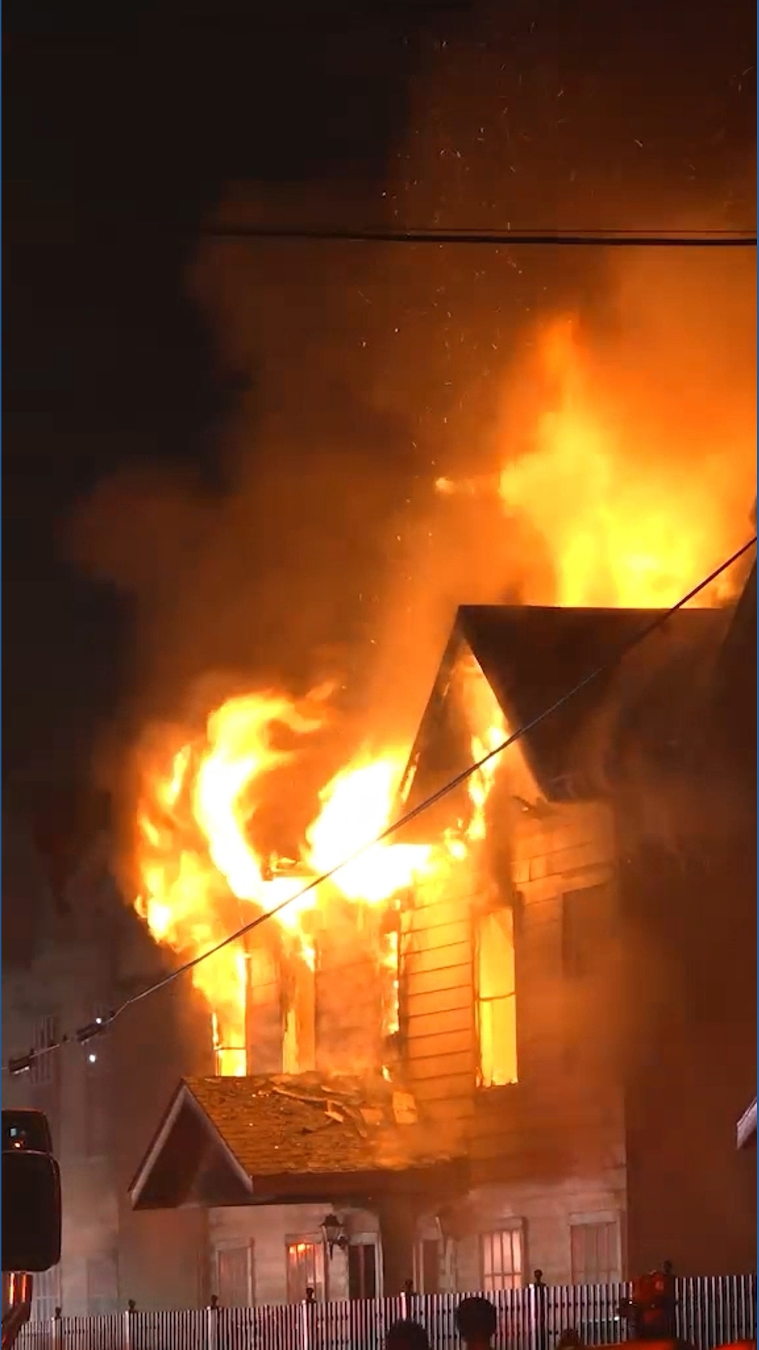 Houston firefighters rescuing tenants from apartment fire on Market ...