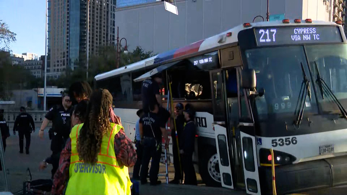 METRO bus crash in downtown Houston leaves passengers climbing out ...