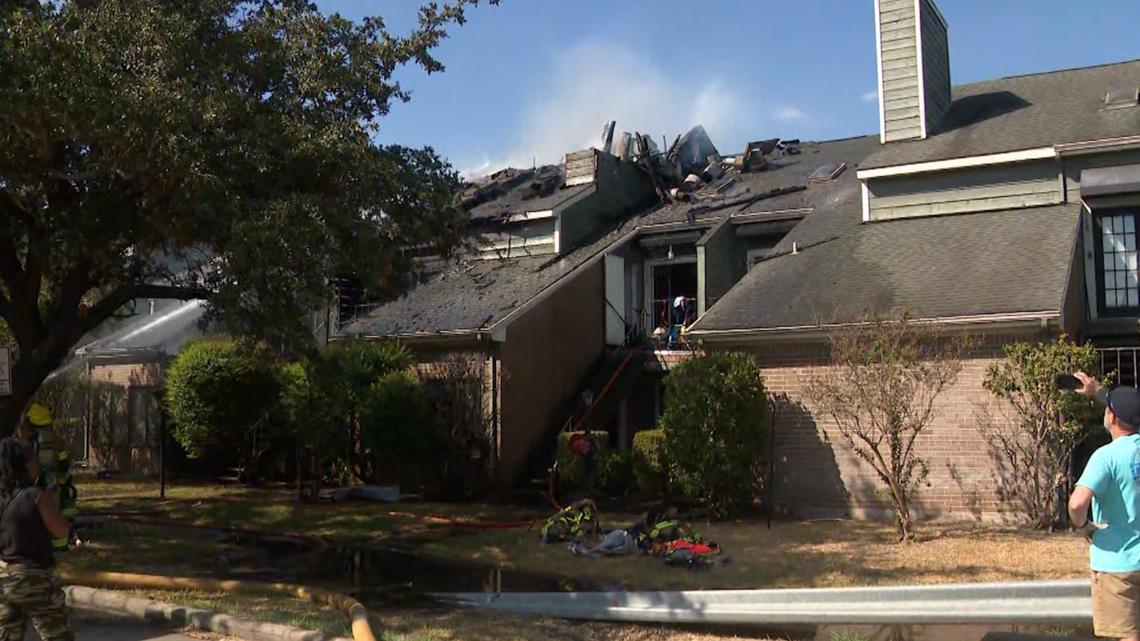 HFD: Firefighter injured while fighting apartment fire | khou.com