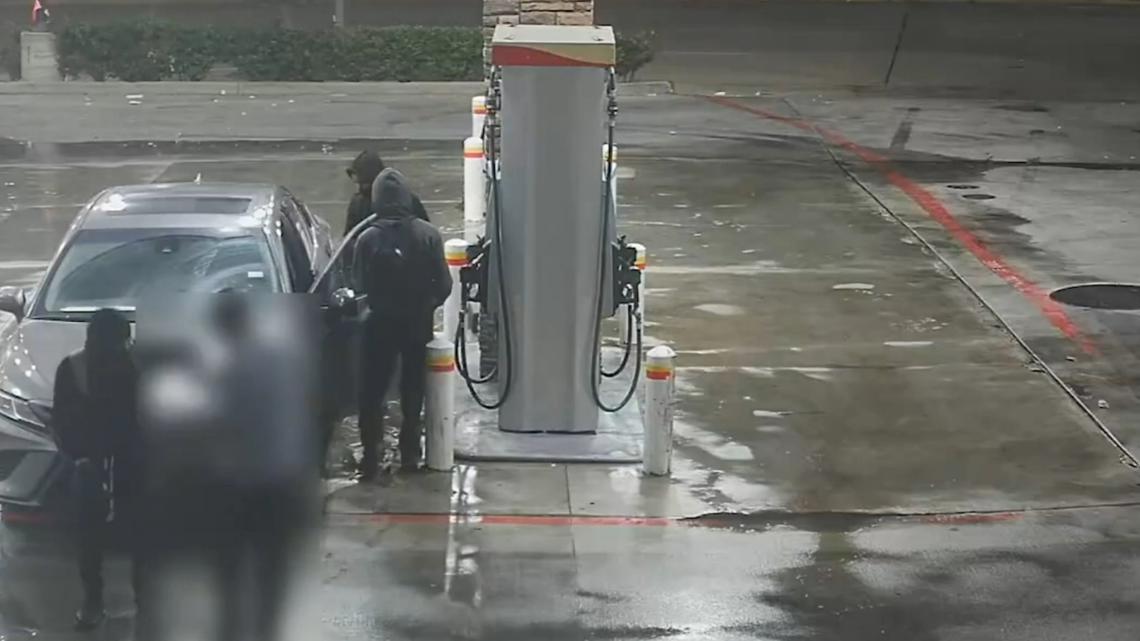 Southeast Houston carjacking: Guy pumping gas when he was robbed | khou.com