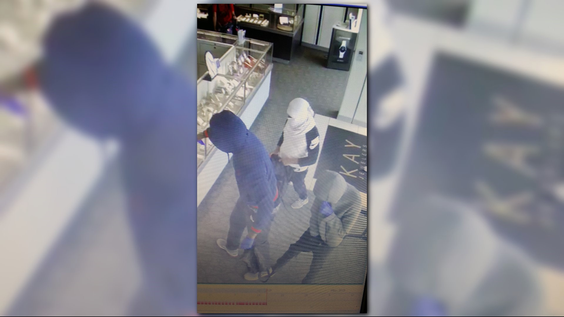 Baytown jewelry store smash-and-grab robbers still on the run | khou.com