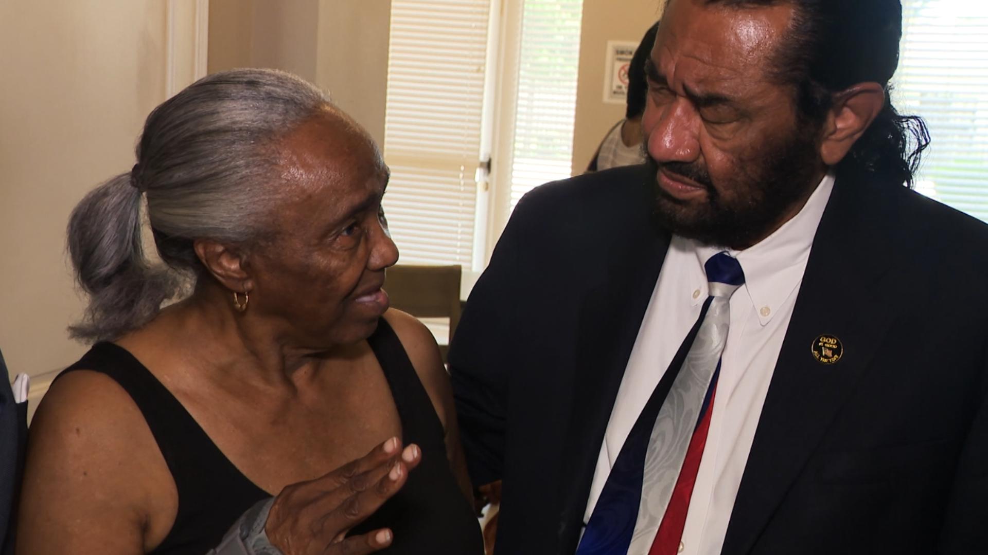 Rep. Al Green visits senior living complex amid elevator outages | khou.com