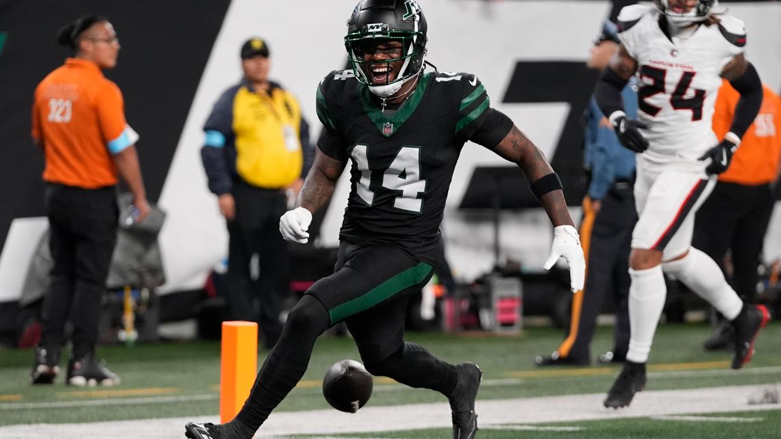 Jets player drops ball before scoring touchdown | Malachi Corley | khou.com