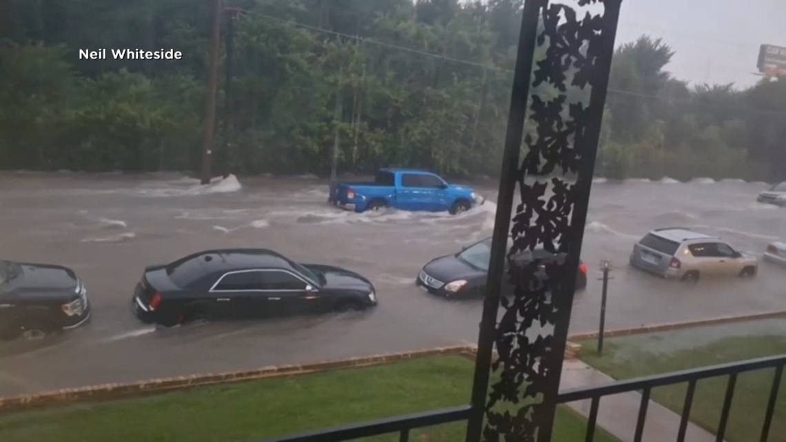 Watch: Floodwaters submerge vehicles on Waco roadway | khou.com