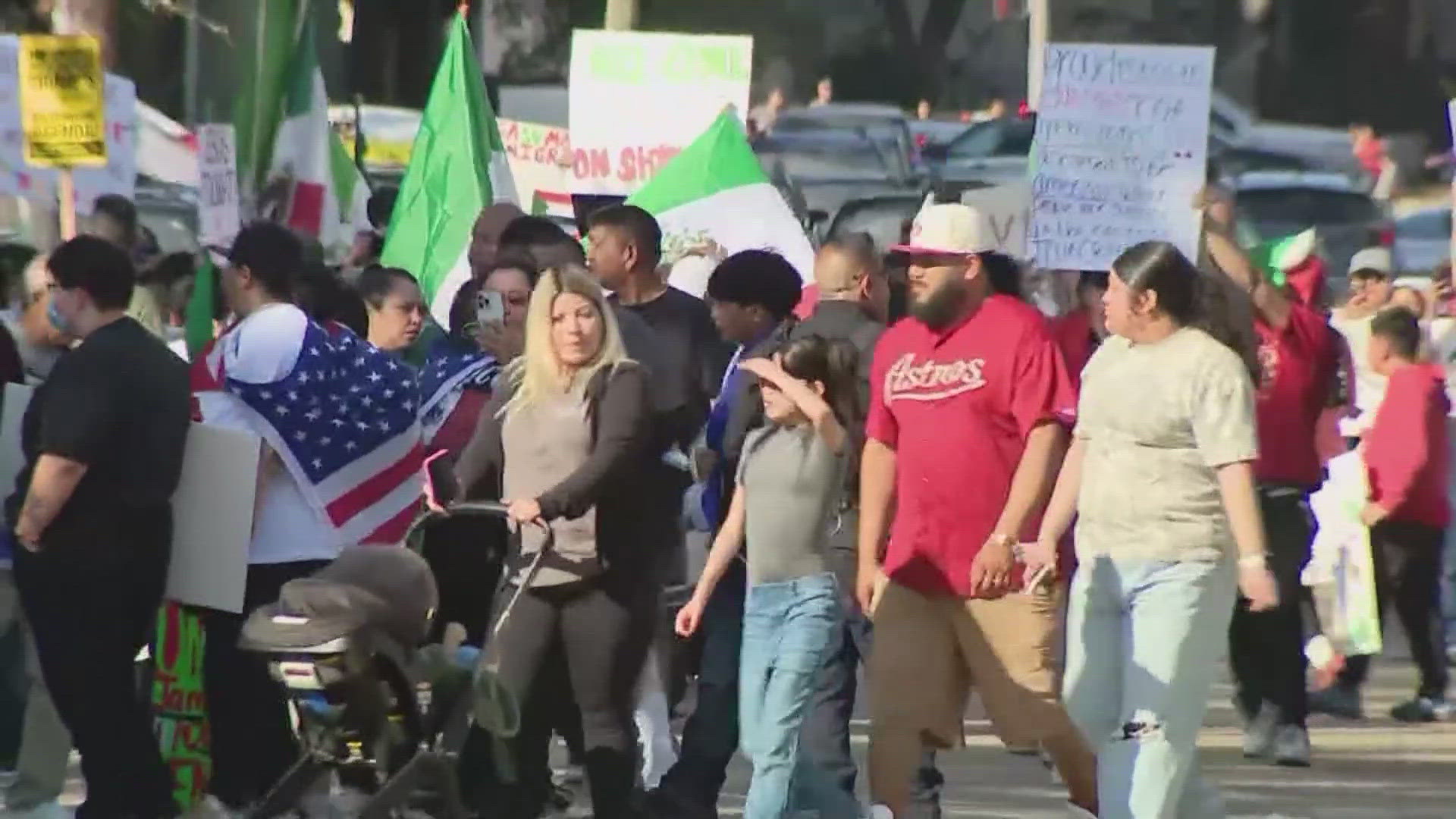 Crowd rallies at Hermann Park for immigrants' rights | khou.com
