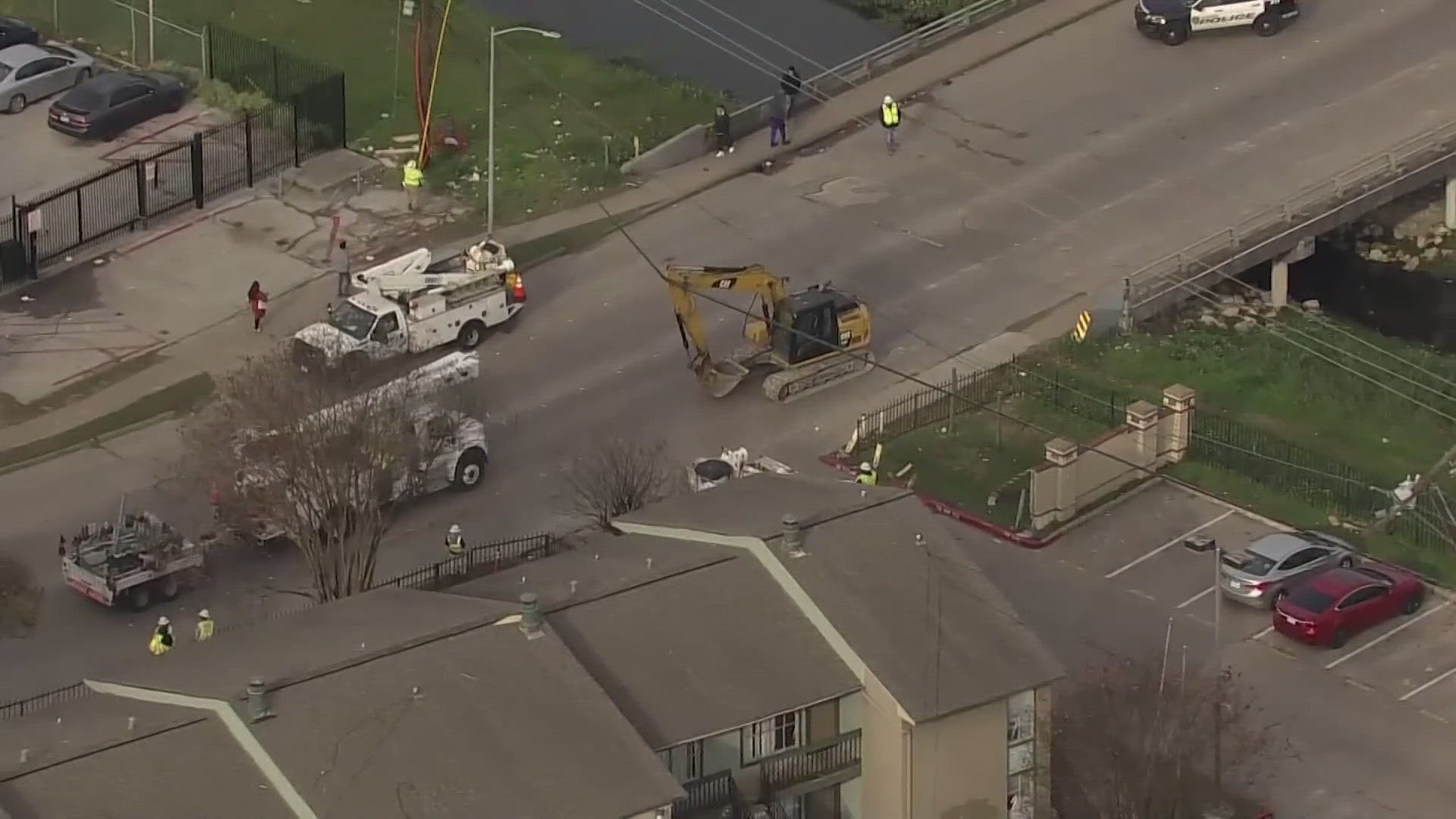Houston, Texas power outage: Excavator knocks out power lines | khou.com