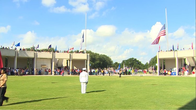 Hundreds attend Memorial Day ceremony at Houston National Cemetery ...