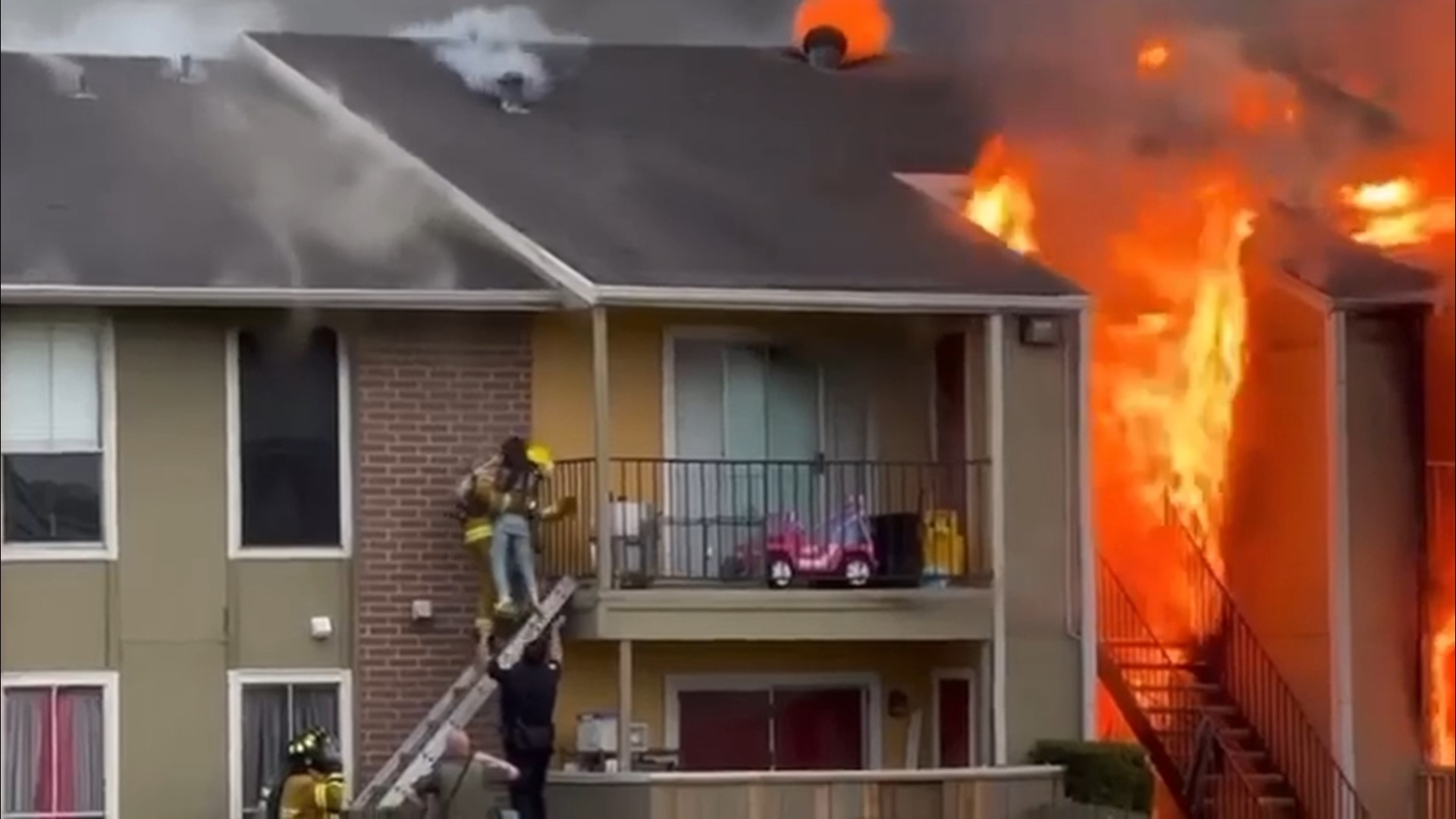 Raw video: 3 children rescued from balcony in Texas City apartment fire ...