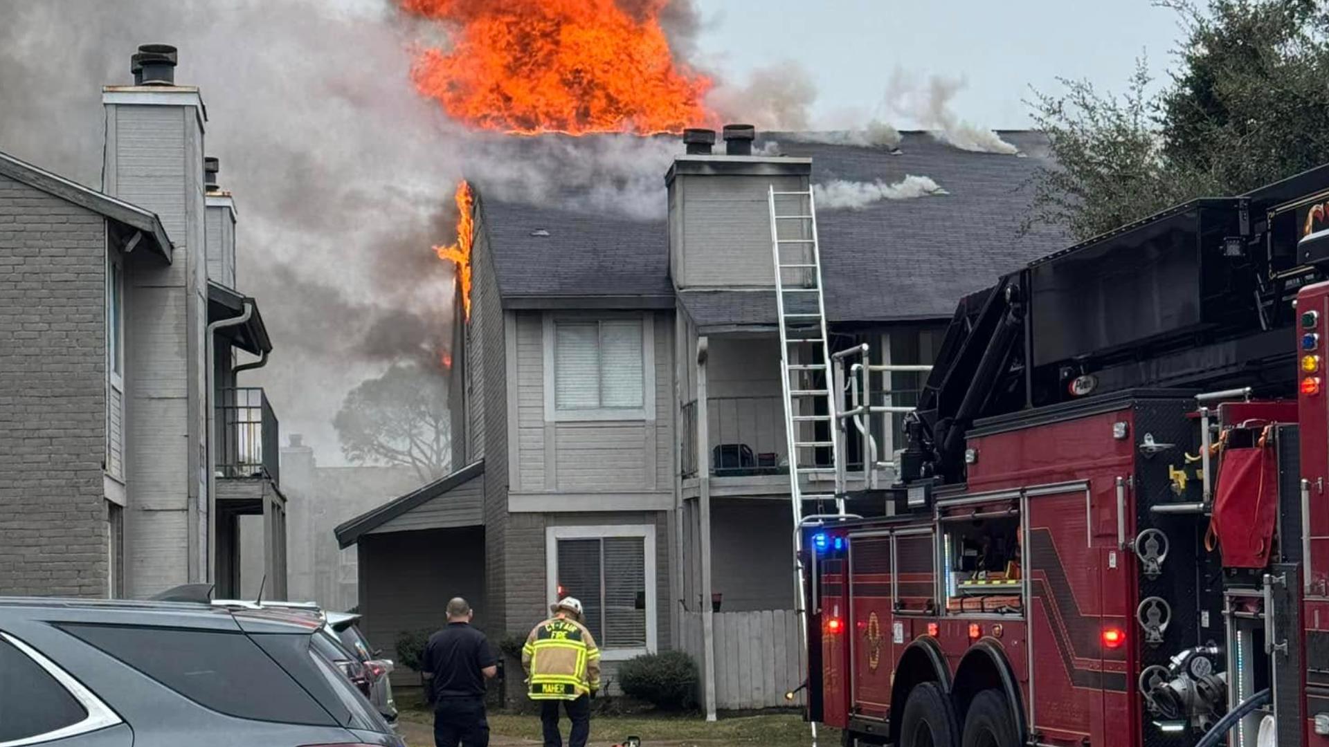 Woman jumps off balcony in Houston to avoid fire | khou.com