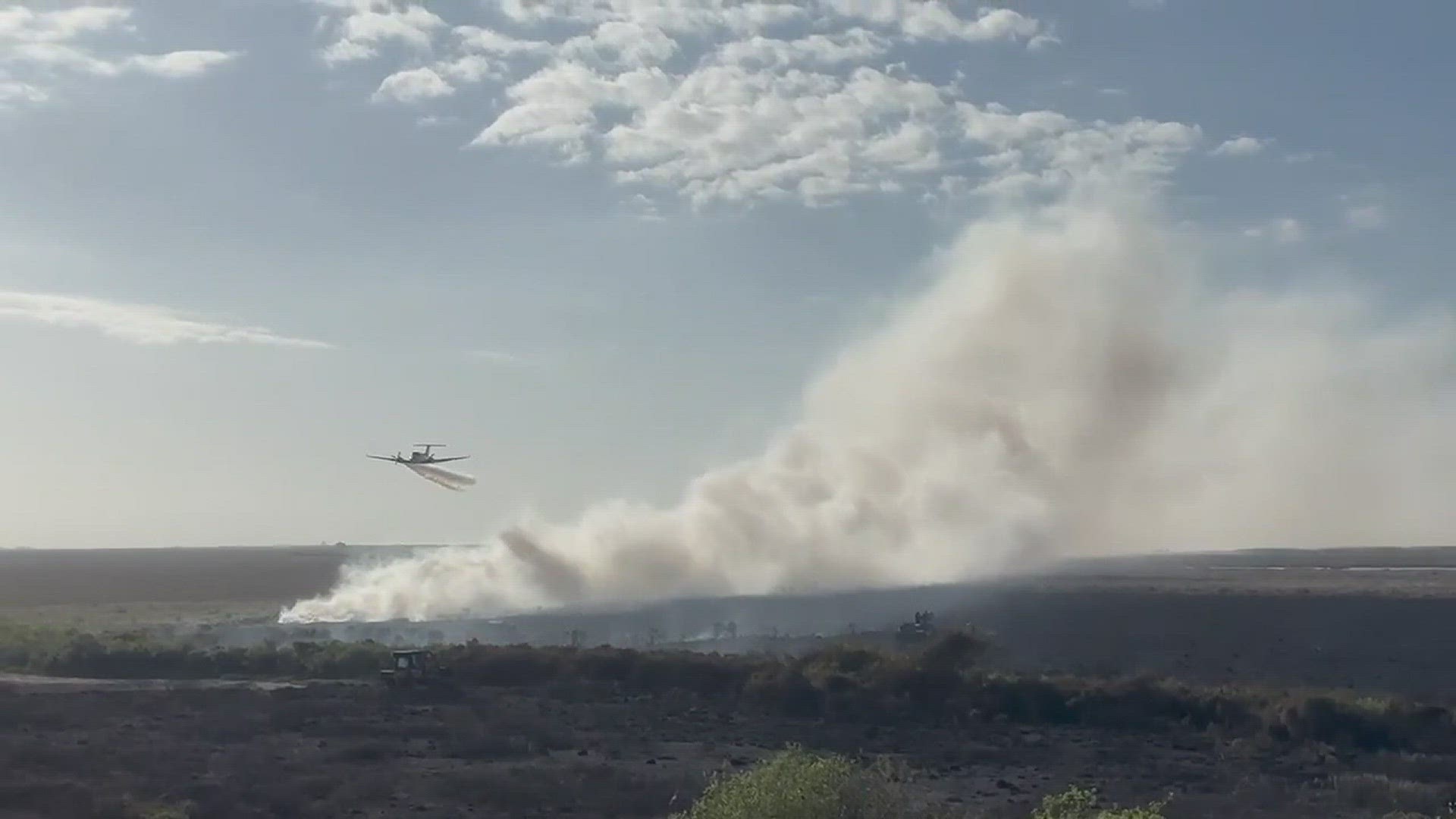 Multiple Texas fire departments fighting 10K-acre marsh fire | khou.com