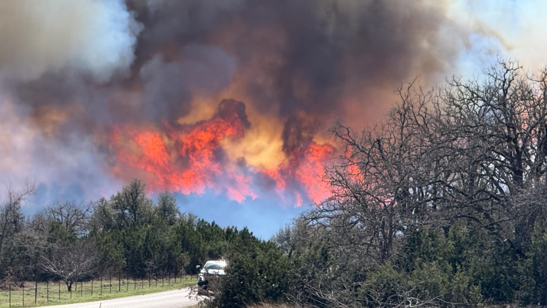 Firefighters battle 400-acre blaze in Fredericksburg | khou.com