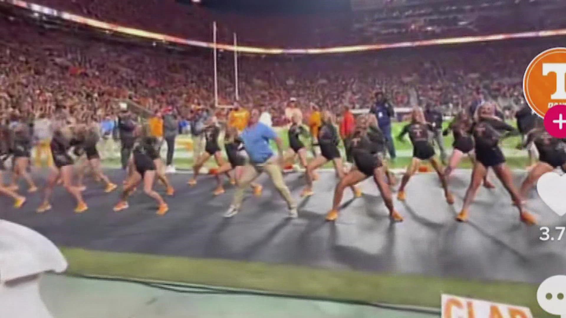 Security guards sideline dance moves wow Tennessee crowd | khou.com