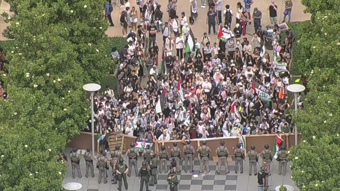 Pro-Palestinian protestors removed from UT Dallas campus | khou.com