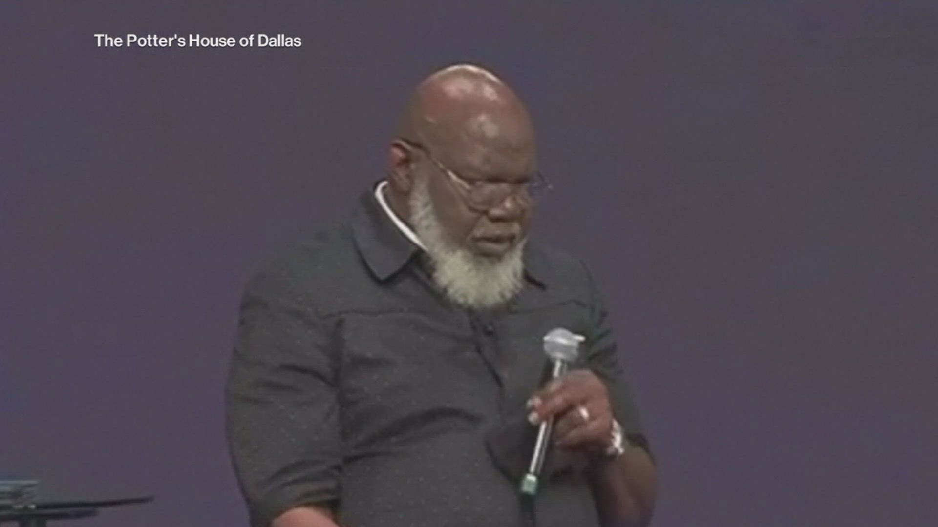 TD Jakes survives massive heart attack while preaching sermon | khou.com