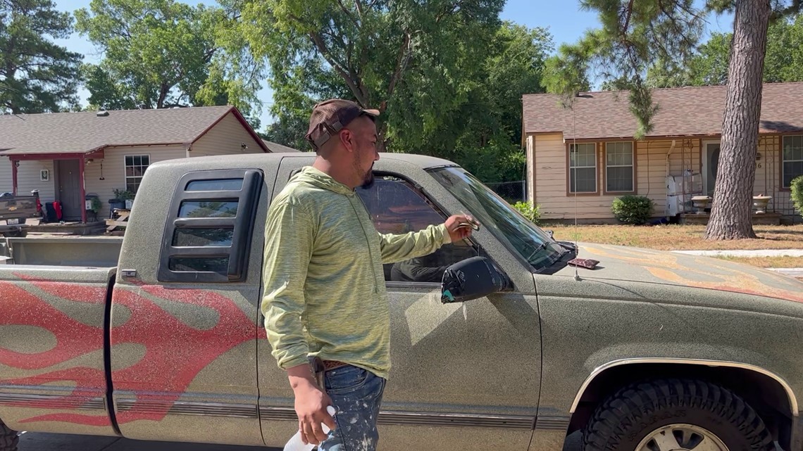 Good Samaritan helps Texas man who lost boss's money in street | khou.com