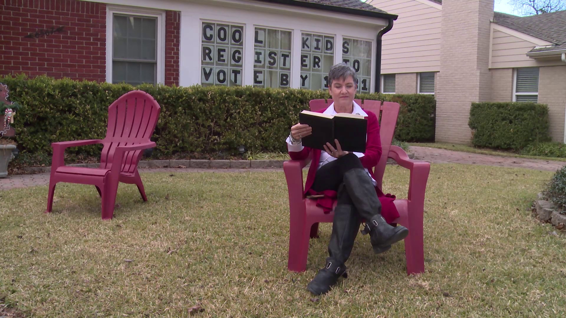 Texas woman behind viral window signs, Linda England, dies at 60 | khou.com