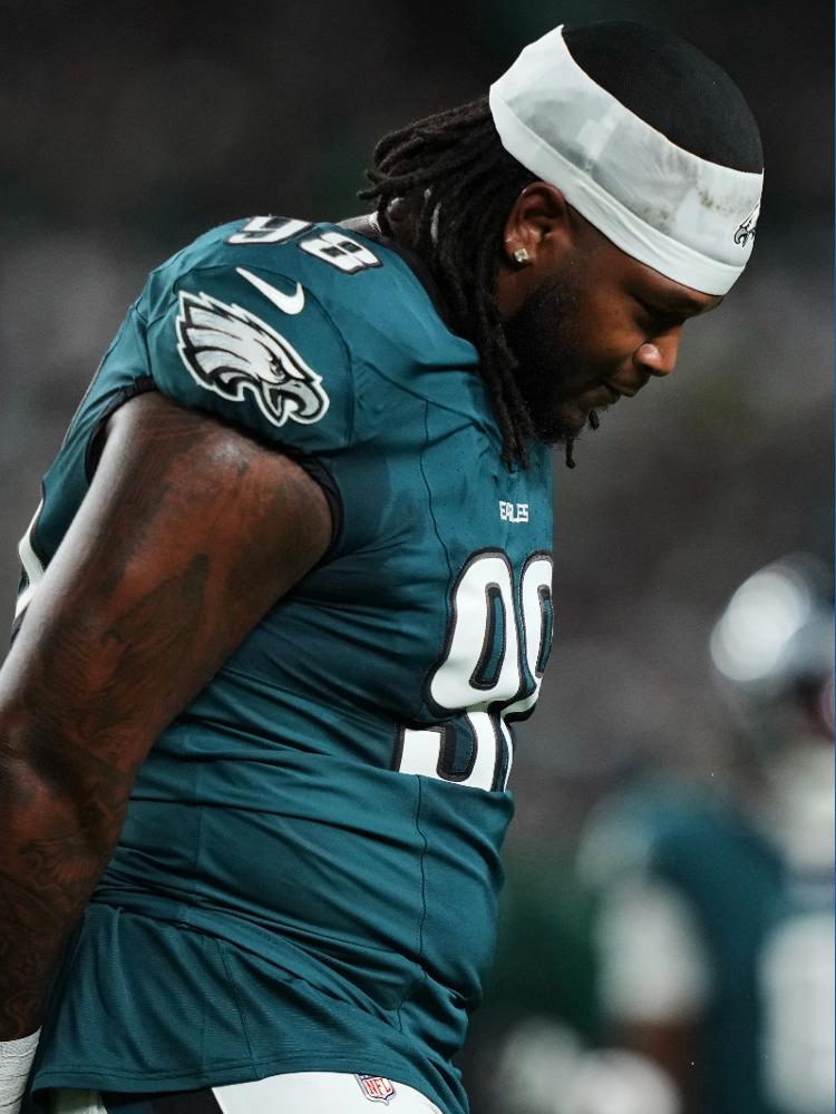 Carter ejected for spitting at Prescott in Eagles-Cowboys game | khou.com