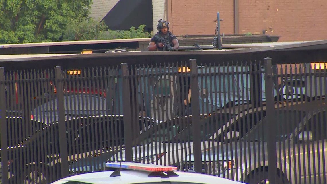 Dallas, TX: Police in standoff with barricaded suspect | khou.com