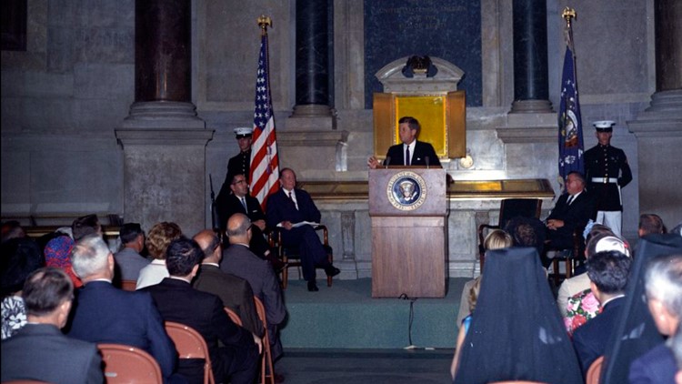 JFK moon shot speech: Lectern at Space Center Houston is a fake | khou.com