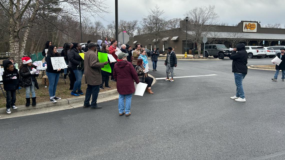 Parents protest outside Maryland Cracker Barrel over alleged ...